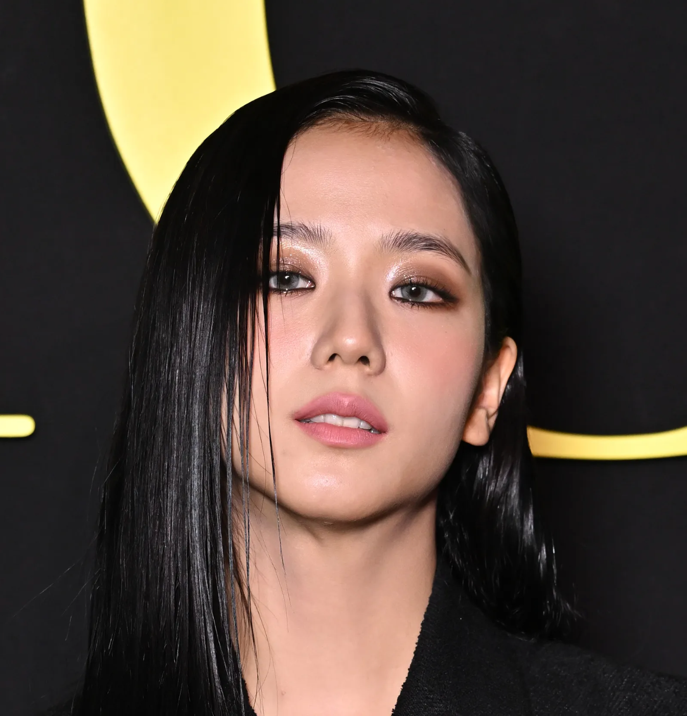 Recreate Jisoo's smokey eye makeup Dior SS24 Look with Dodoskin! – DODOSKIN